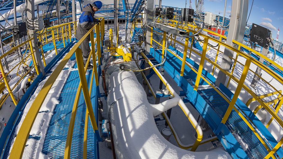 Россия может снизить добычу нефти на фоне ограничений на ее экспорт со ...