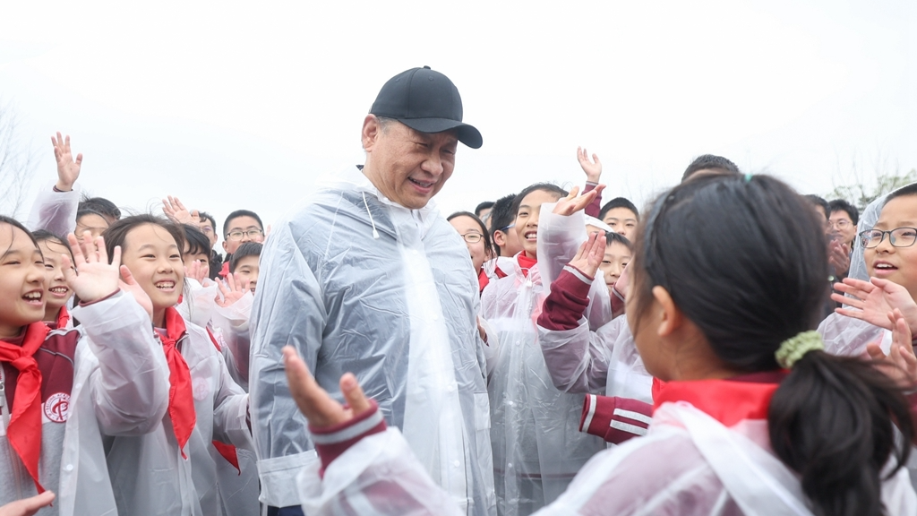 Си Цзиньпин принял участие в мероприятии по добровольной посадке деревьев в Пекине Cgtn на русском