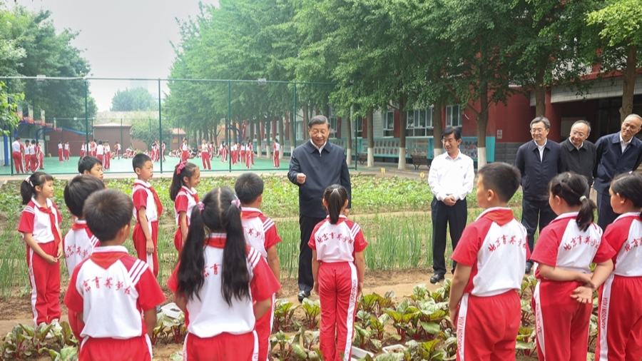 Председатель КНР Си Цзиньпин посетил школу Юйин в Пекине и поздравил детей всей страны с