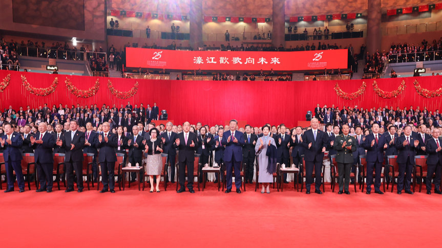 Си Цзиньпин принял участие в гала концерте в Аомэне по случаю 25 летия возвращения ОАР под