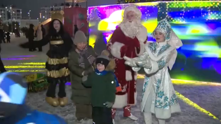 Почти 60 ледяных горок возвели в столице Казахстана - CGTN на русском